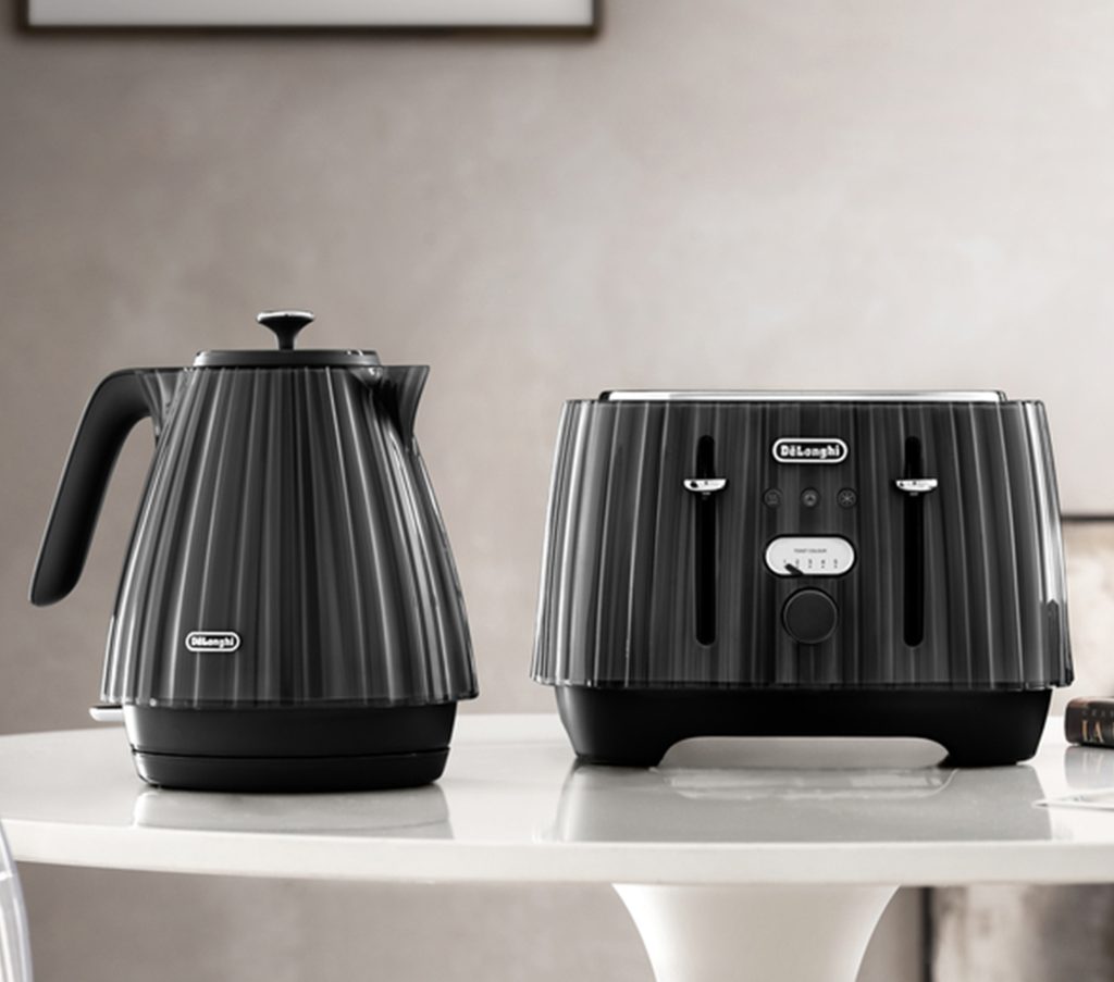 De’Longhi Ballerina Kettle & Toaster Set – Furnace Black – Adams